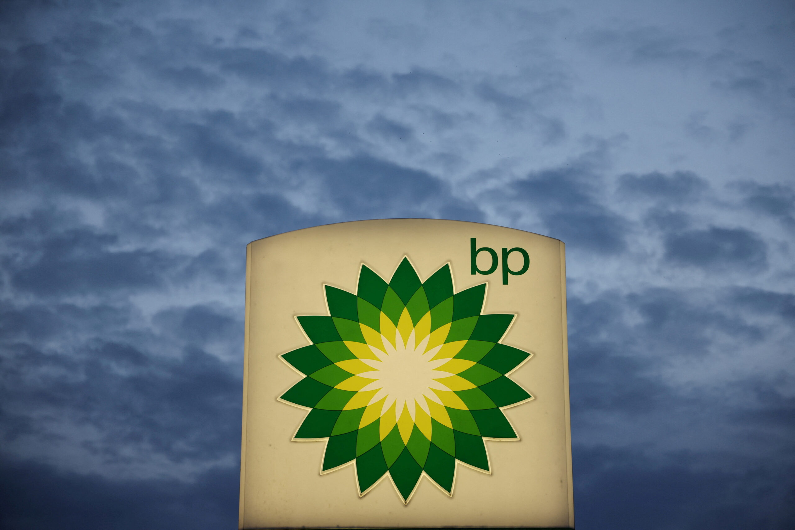 «Βουτιά» των καθαρών κερδών της BP κατά 48% στα 1,38 δισ. δολ. το α ...