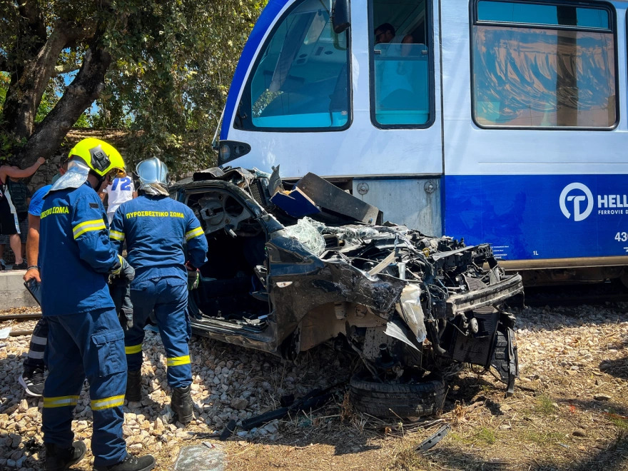 Νέα σύγκρουση Προαστιακού με ΙΧ στην Πάτρα σε φυλασσόμενη διάβαση ...